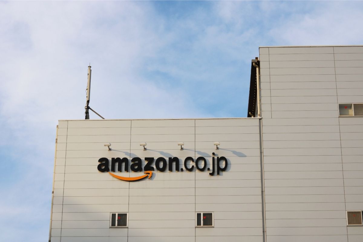 Amazon Japan offers the newest books, well-liked series manga
