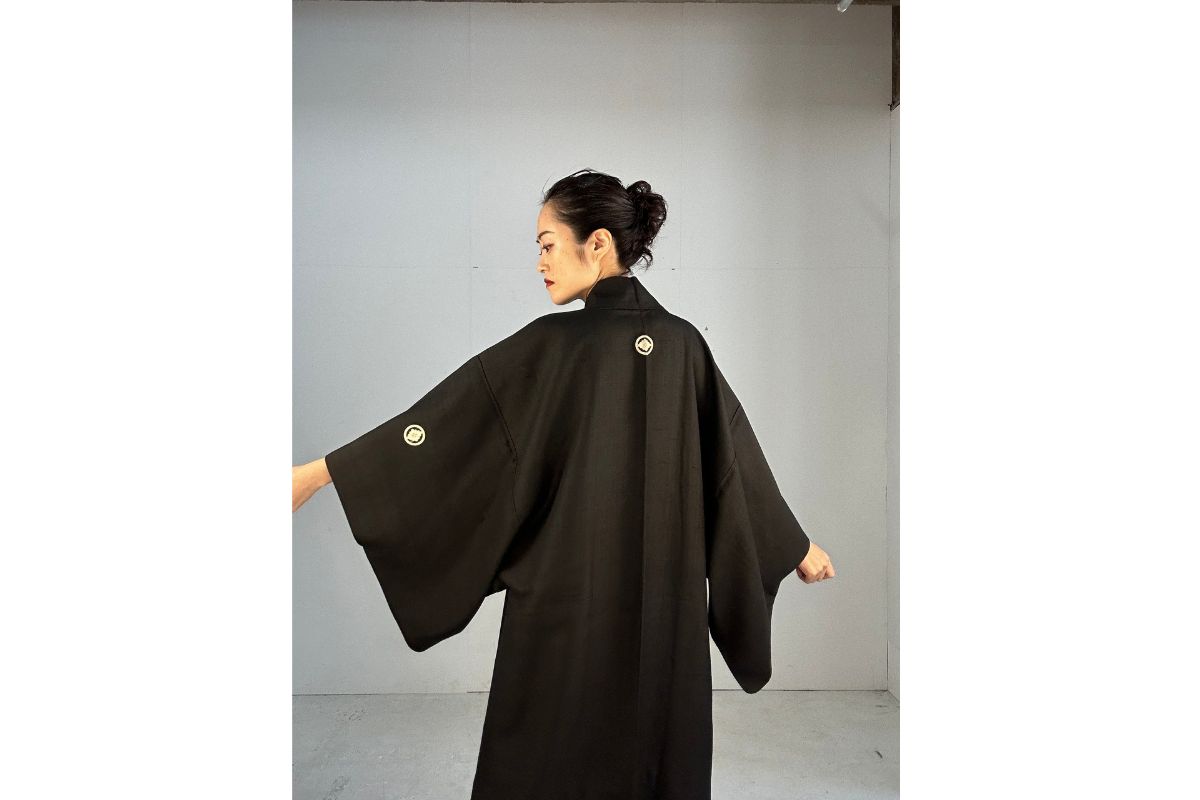 Iromontsuki Haori has three family crests for slightly less formal ...
