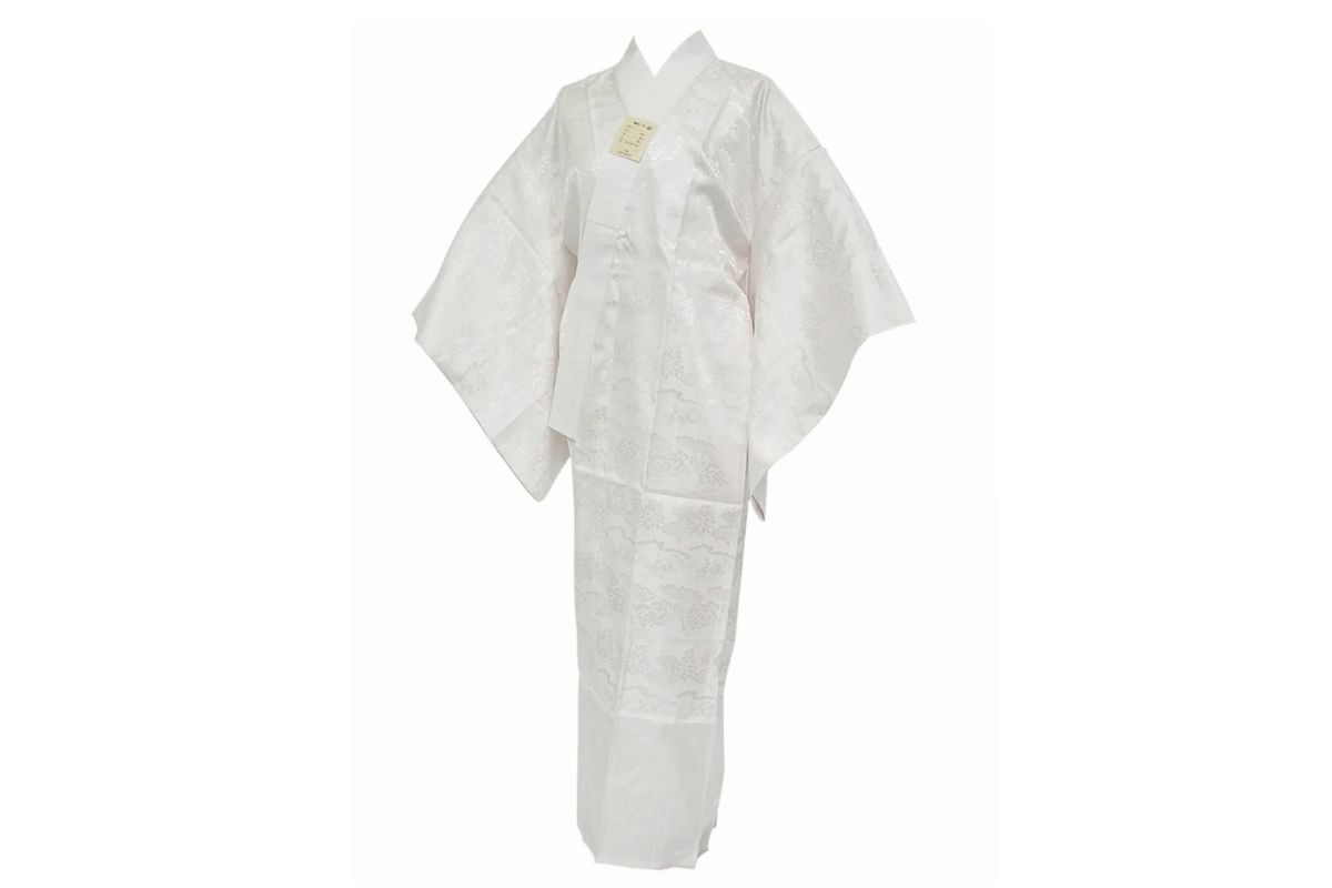Nagajuban keeps the kimono clean