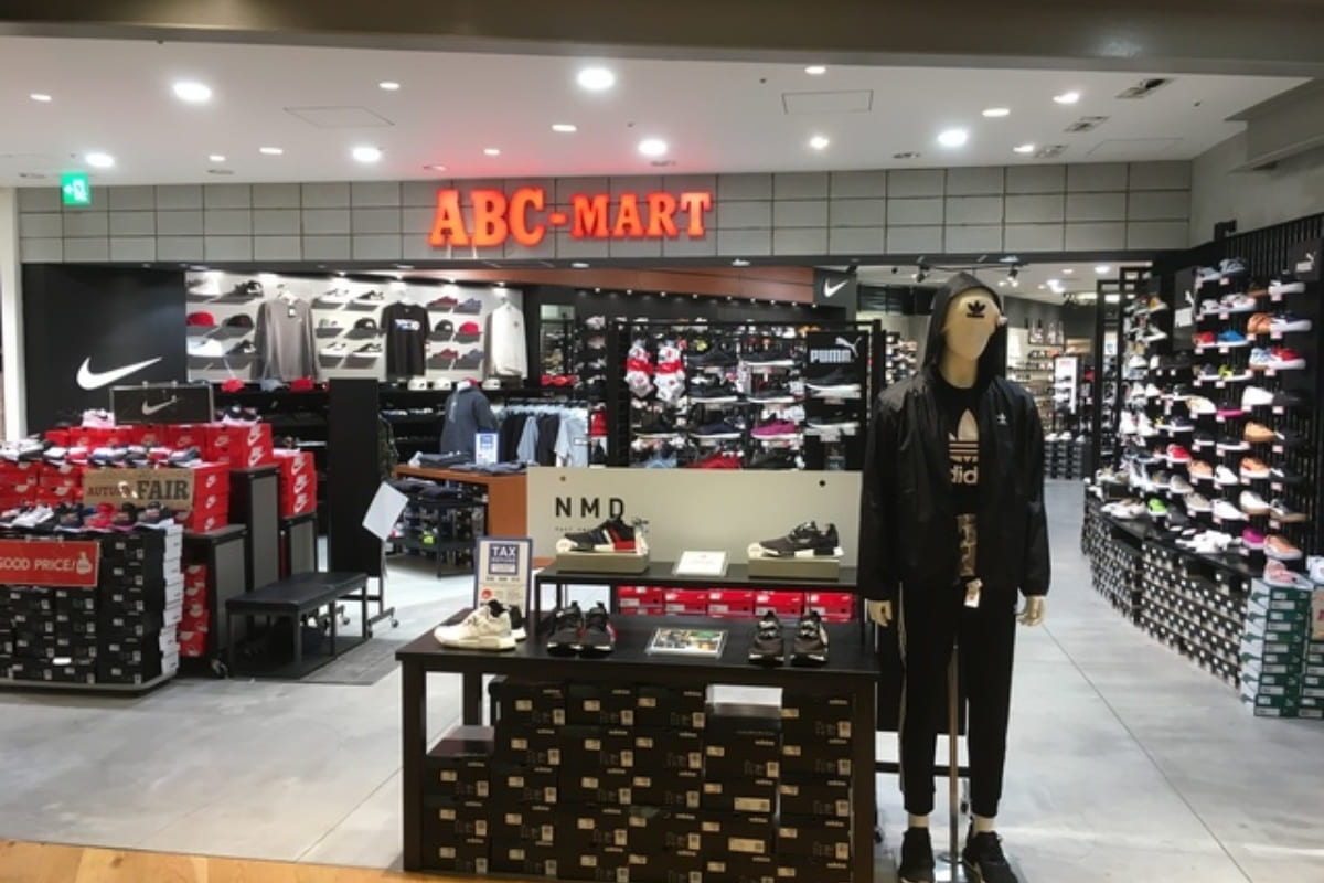Sports shoes in various designs
