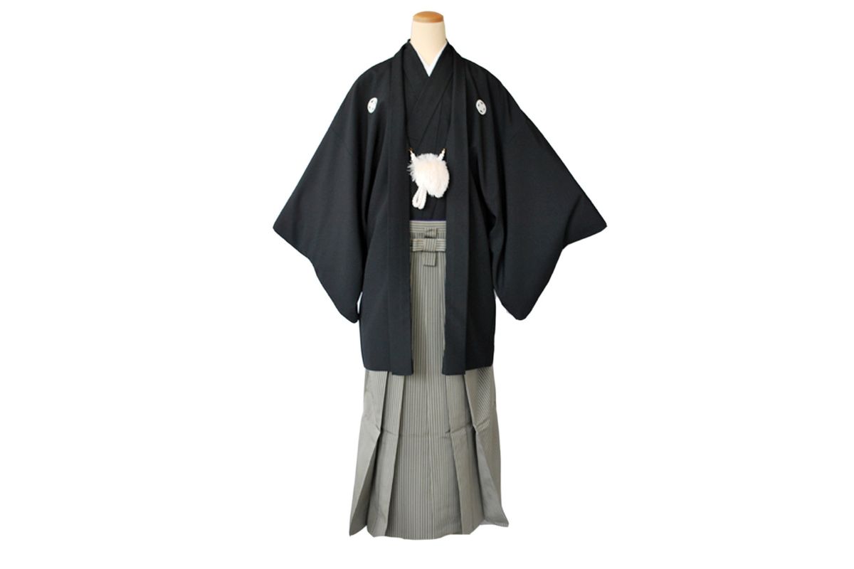 The mons are located on both shoulders in a formal montsuki