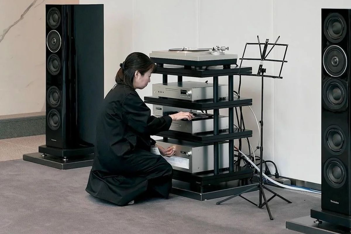 A spacious store with a wide variety of audio products